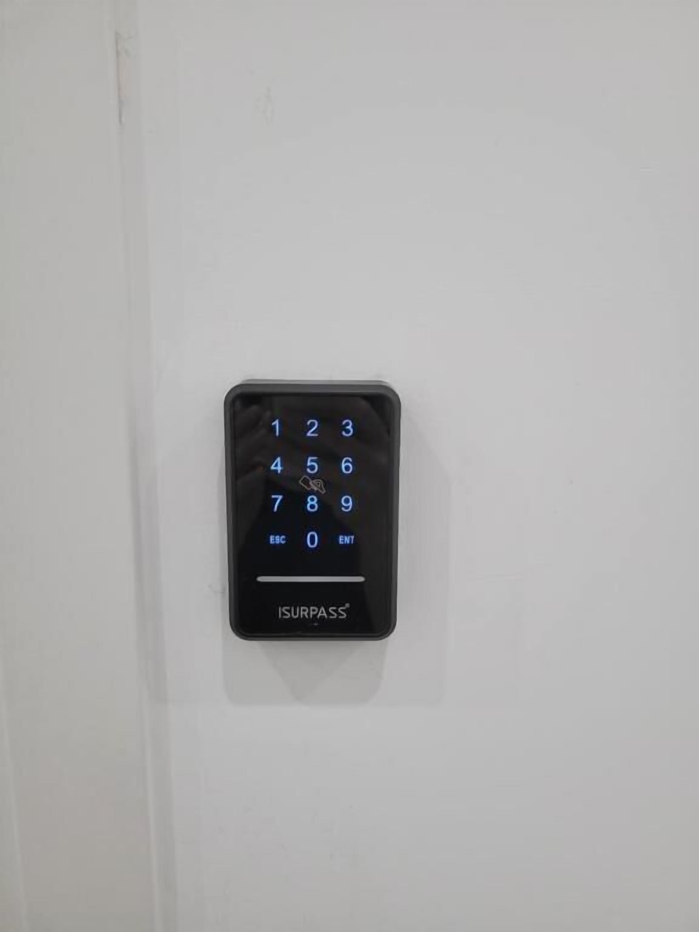 Uma fechadura eletrônica em uma porta branca.