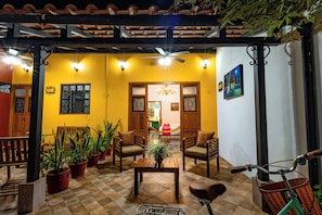 Casa luxo | Frigobar (abastecido com itens grátis), ferros/tábuas de passar roupa
