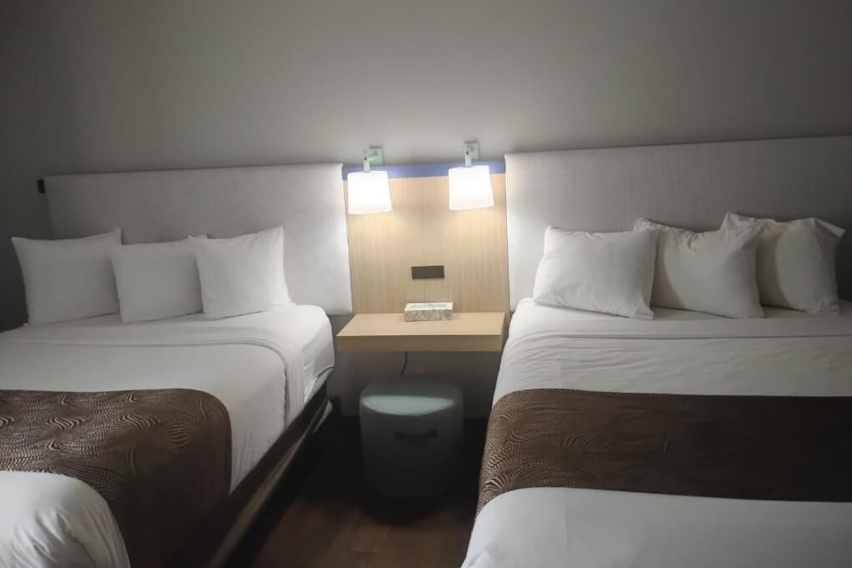 Cofres nos quartos, cortinas blackout, ferros/tábuas de passar roupa