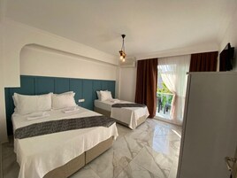Quarto Duplo ou Twin Standard, varanda | Wi-fi grátis