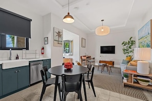 Apartamento Superior, 2 quartos, cozinha | Ferro/tábua de engomar, Wi-fi grátis, com decoração personalizada 