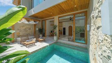 Uma casa moderna com piscina, teto de madeira e paredes de pedra.