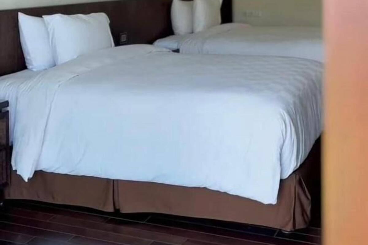 Quarto duplo, várias camas | Escrivaninha, Wi-Fi de cortesia