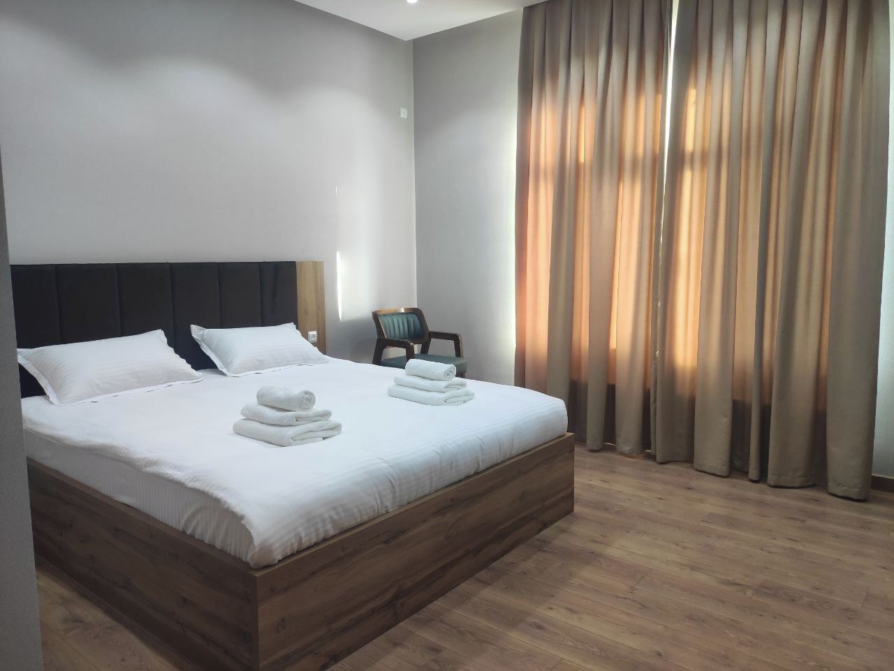 Quarto Duplo Deluxe, não fumadores | Secretária, secretária adequada para computadores portáteis 