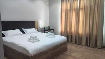 Quarto Duplo Deluxe, não fumadores | Secretária, secretária adequada para computadores portáteis
