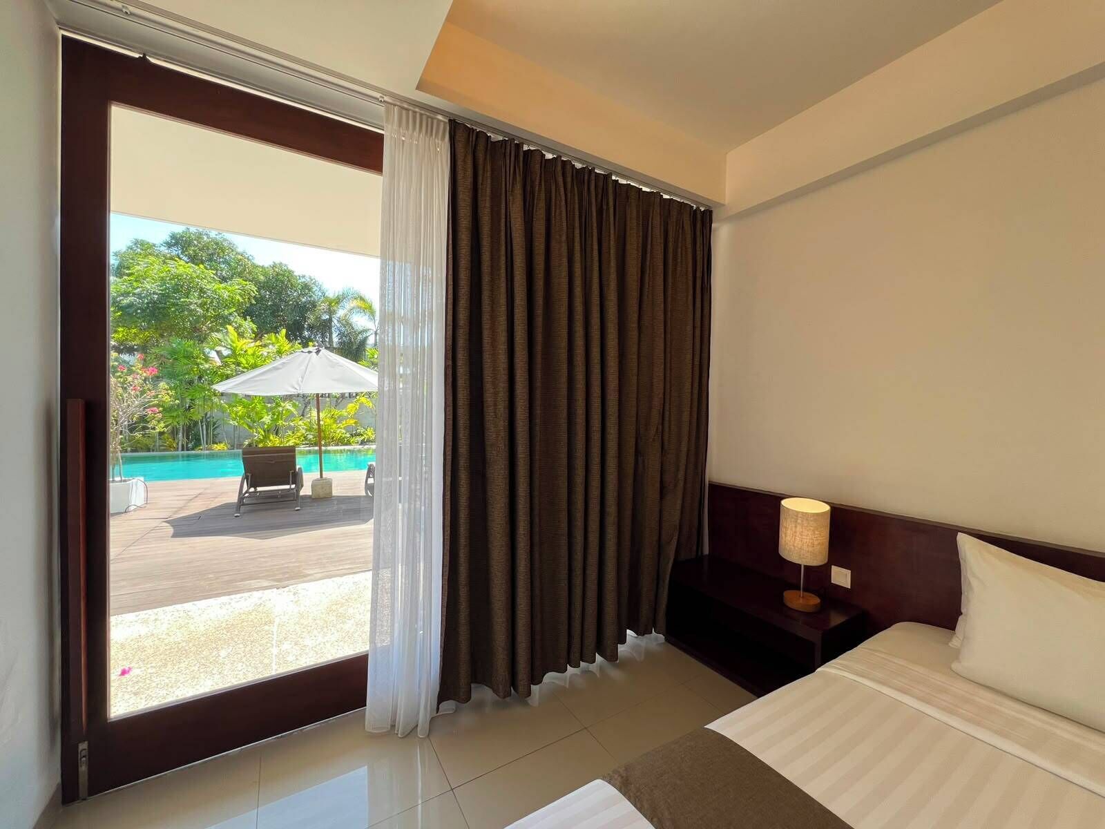 Quarto Duplo ou Twin Deluxe, varanda, vista para a piscina | Cofre no quarto, secretária 