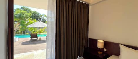 Quarto Duplo ou Twin Deluxe, varanda, vista para a piscina | Cofre no quarto, secretária
