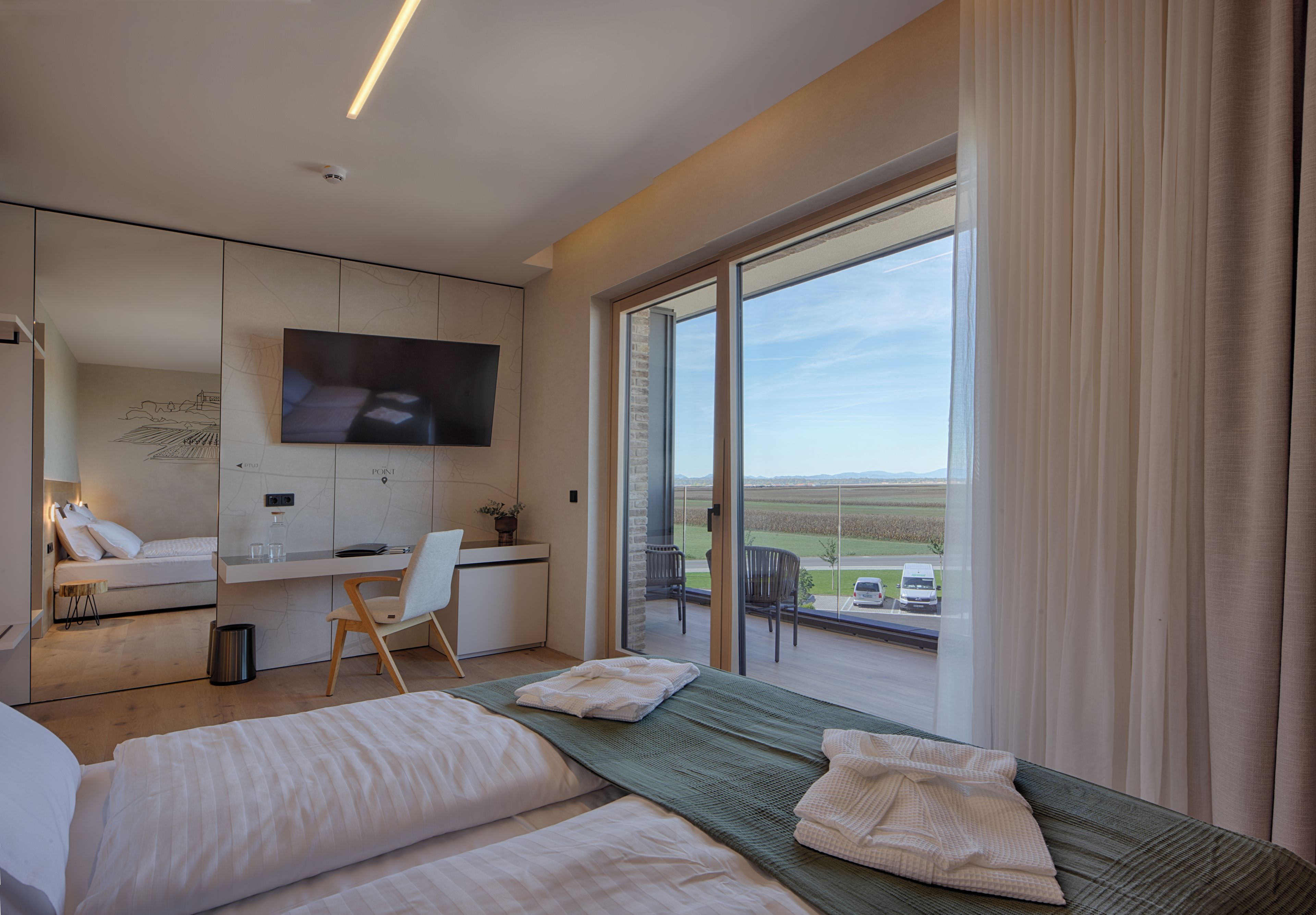 Quarto casal luxo, sacada | Banheiro | Chuveiro, secador de cabelo, chinelos, toalhas de banho