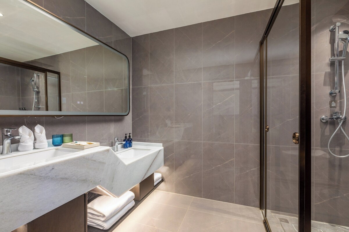 Quarto Standard | Roupa de alta qualidade, edredões de penas, secretária 