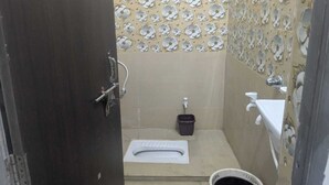 Um banheiro pequeno com vaso sanitário, pia e lixeira.