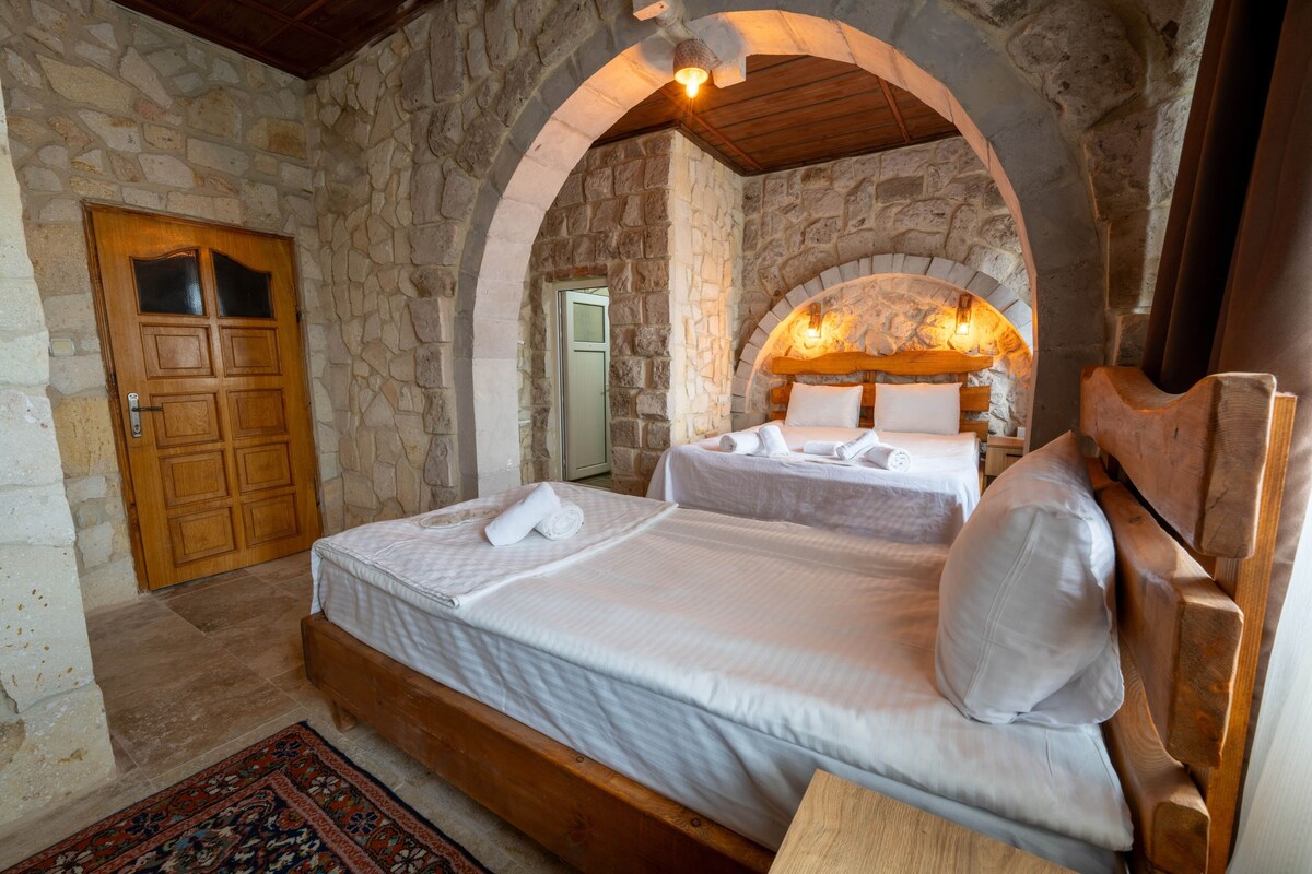 Quarto Triplo Comfort | Secretária, secretária adequada para computadores portáteis 