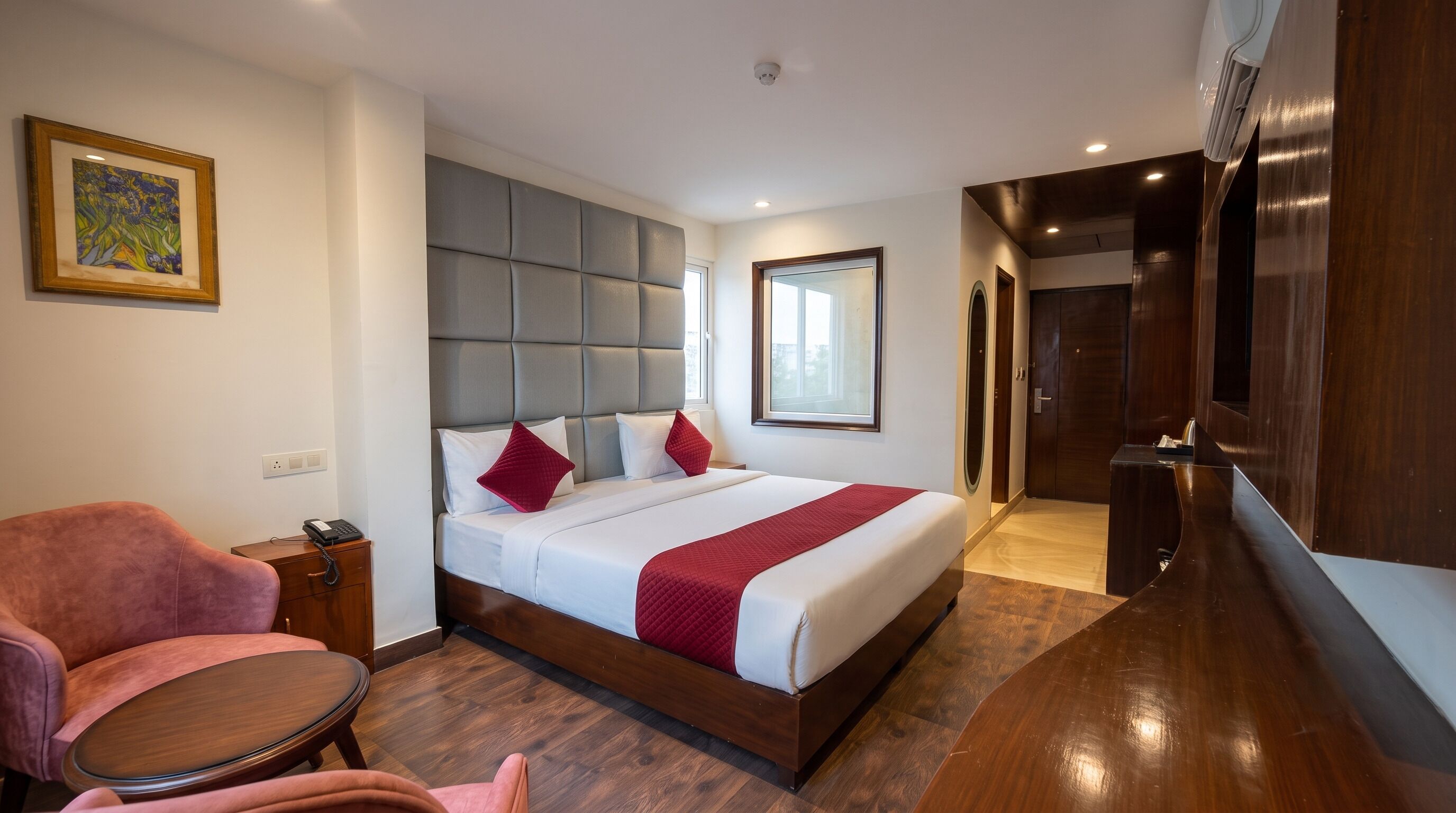 Quarto casal luxo, 1 cama King, para não fumantes, ar-condicionado | Frigobar, escrivaninha, espaço de trabalho para notebook