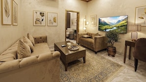 Suite Executiva, Vista para a cidade | Sala de estar | Televisor de ecrã plano de 32 polegadas com canais por cabo, Netflix 