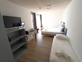 Quarto triplo | Cofres nos quartos, Wi-Fi de cortesia