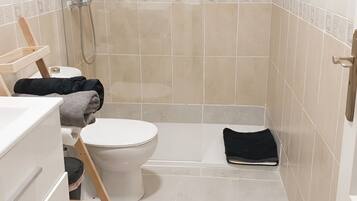 Apartamento, 1 cama de casal e sofá-cama, sacada | Banheiro