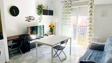 Apartamento, 1 cama de casal e sofá-cama, sacada | Área de estar