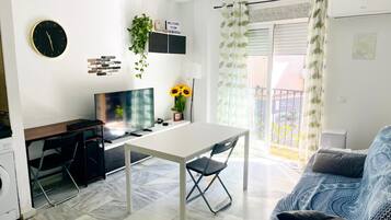 Apartamento, 1 cama de casal e sofá-cama, sacada | Área de estar