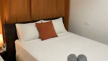 Apartamento, 1 cama de casal e sofá-cama, sacada | Ferros/tábuas de passar roupa, Wi-Fi de cortesia