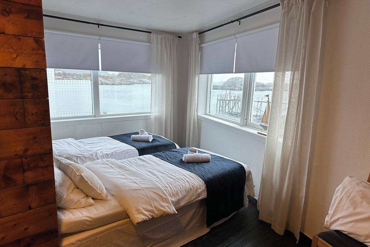 Quarto casal ou duplo, 2 camas de solteiro, vista para a montanha, de frente para o oceano | Wi-Fi de cortesia, roupa de cama