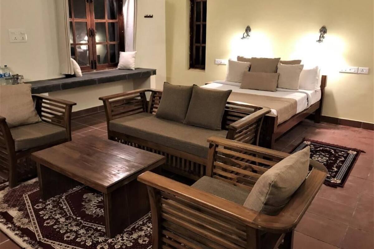 Quarto casal luxo, sacada, vista para a piscina | Parte interna