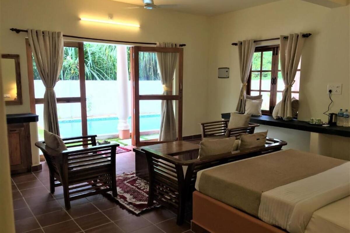 Quarto casal luxo, sacada, vista para a piscina | Cofres nos quartos, cortinas blackout, quartos à prova de som