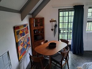 Quarto, 1 quarto, para fumantes, sacada | Sala de jantar