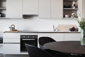 Apartamento Deluxe, 1 quarto (Bilocale Deluxe) | Cozinha privada | Um frigorífico, um forno, uma placa de cozinha