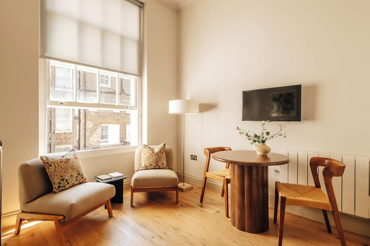 Apartamento, 1 quarto | Sala de estar | Televisor de ecrã plano de 32 polegadas com canais digitais 