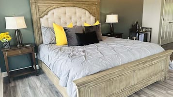 Quarto superior | Frigobar, ferros/tábuas de passar roupa, Wi-Fi de cortesia