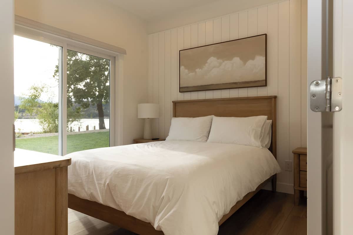Cabana superluxo, vista para o lago | Roupas de cama premium, edredons de pluma, camas com colchões pillow-top