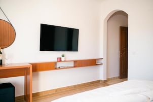 Quarto Duplo Deluxe, varanda, vista para a piscina | Cortinas/cortinados opacos, Wi-fi grátis