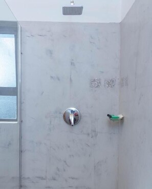 Chuveiro, toalhas de banho, sabonete, shampoo