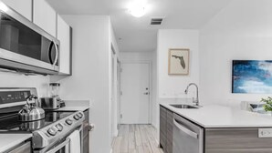 Apartamento, 2 quartos, cozinha, vista para o pátio | Cozinha privada | Cafeteira/chaleira, geladeira grande, micro-ondas, fogão