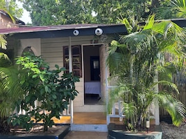 Quarto solteiro conforto, sacada, de frente para a praia | Detalhe da fachada