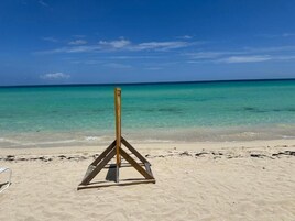 Na praia, areia branca, bar na praia 