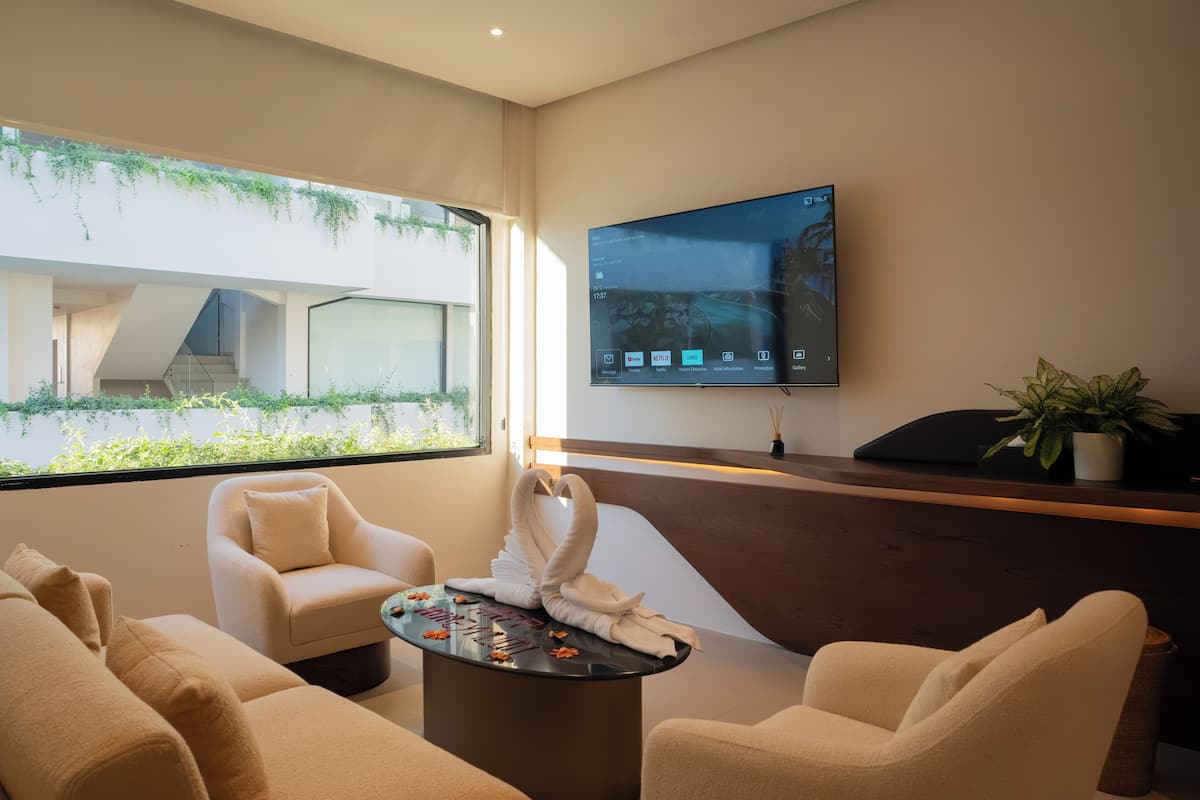 Suite Familiar, vista para a piscina | Sala de estar | Televisor de ecrã plano de 48 polegadas com canais digitais