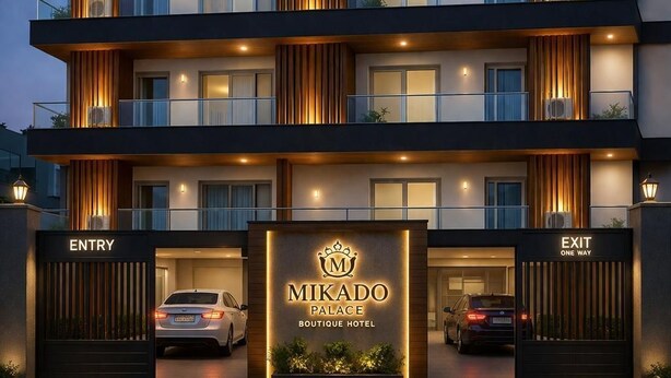 Um hotel de vários andares com design moderno, com varandas, entrada central com uma placa e um carro estacionado em frente.