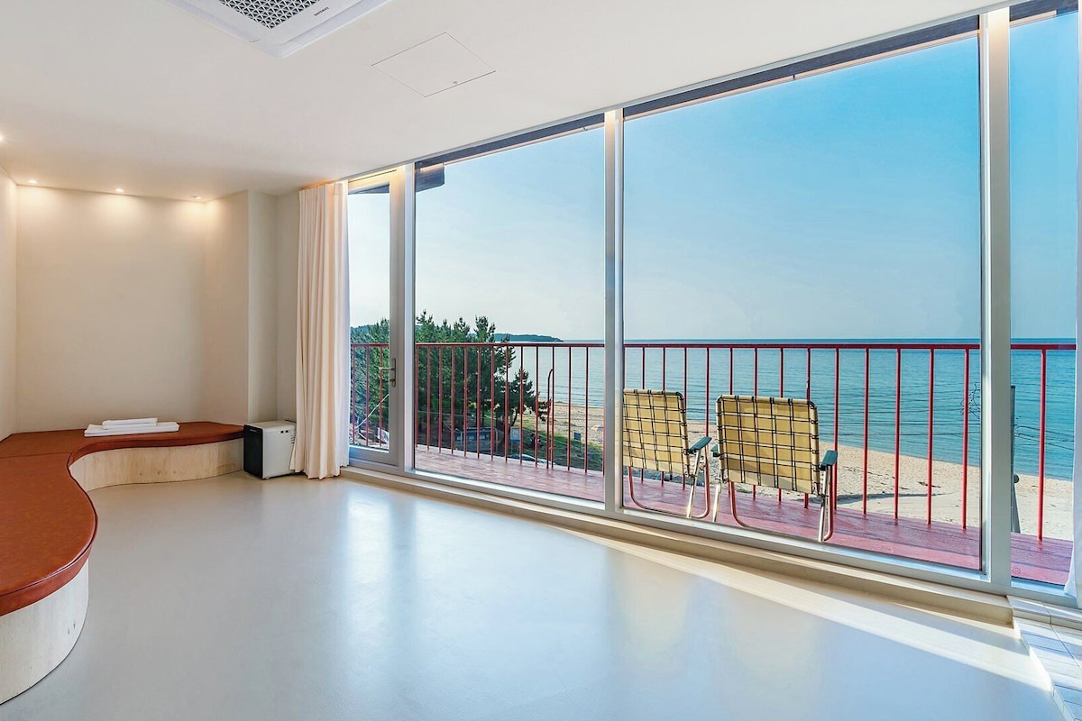 Quarto Superior, terraço, vista para o oceano | Edredões de penas, camas de colchão viscoelástico, Wi-fi grátis 