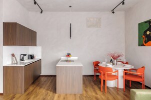 Apartamento superior, sacada, vista para o jardim (Modern) | Cozinha privada | Geladeira, micro-ondas, fogão, cooktop