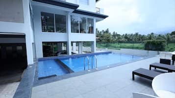 Quarto casal superluxo, vista para a cidade | Piscina