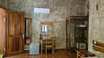Bungalow, 2 quartos, varanda, vista para o pátio | Cofre no quarto, secretária adequada para computadores portáteis