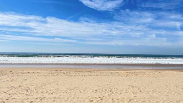 Apartamento, 2 quartos, varanda | Praia