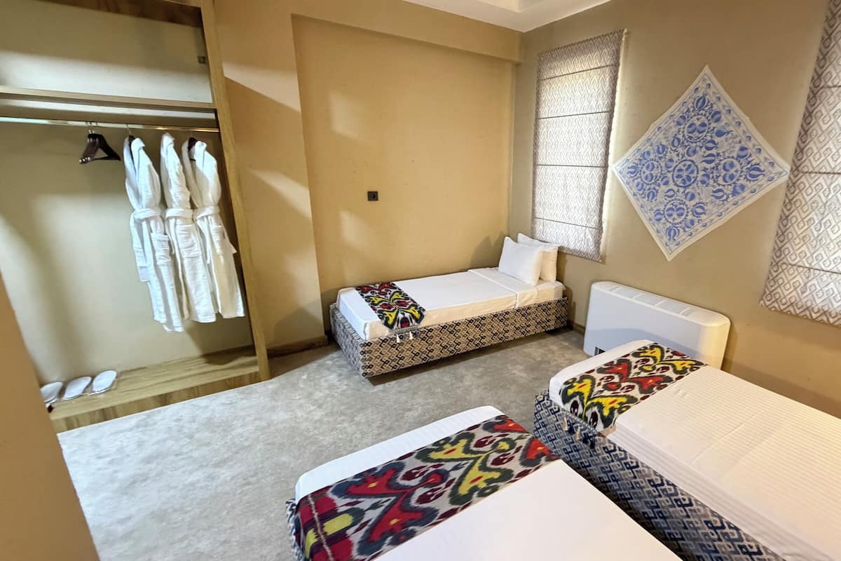 Quarto Triplo Standard | Roupa de cama fornecida 