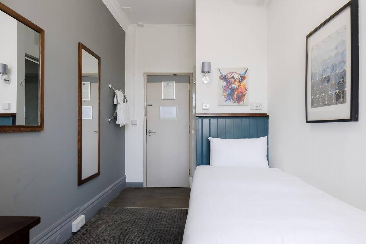 Apartamento (Single Room with Shared Toilet) | Secretária, Wi-fi grátis, roupa de cama fornecida