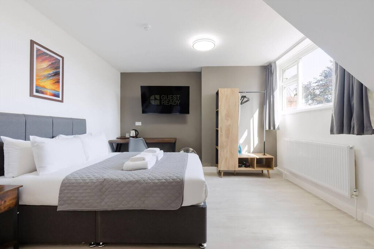 Apartamento (Standard Double Room) | Secretária, Wi-fi grátis, roupa de cama fornecida