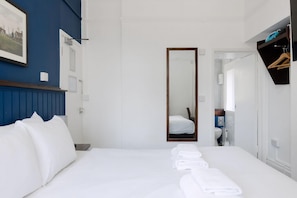 Apartamento (Twin Room with Private Bathroom) | Secretária, Wi-fi grátis, roupa de cama fornecida