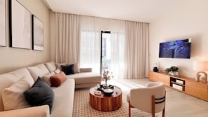Apartamento, 2 quartos, vista para a piscina | Área de estar | Smart TV