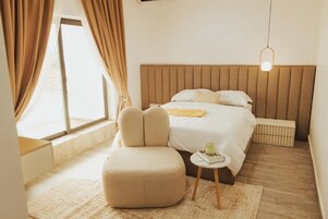 Apartamento econômico, sacada, vista para a cidade | Cofres nos quartos, escrivaninha, espaço de trabalho para notebook