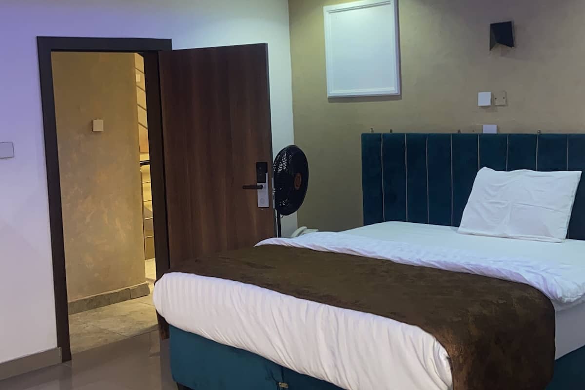 Quarto Comfort, pátio, vista para o pátio | Secretária, secretária adequada para computadores portáteis 