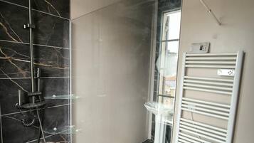 Quarto Duplo Superior, varanda, vista para o jardim | Casa de banho | Um polibã, um secador de cabelo (mediante pedido), toalhas fornecidas